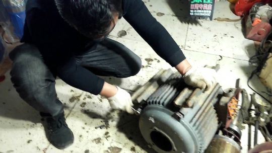 看韩石宏师傅怎样拆卸电机,