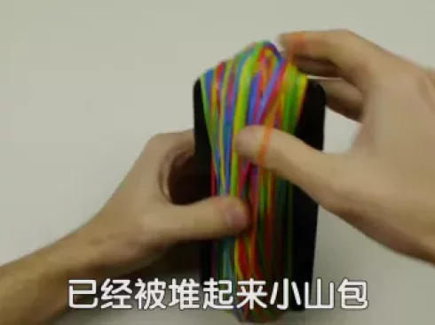 外国小伙用几百根橡皮筋缠绕手机,看到最后我笑了