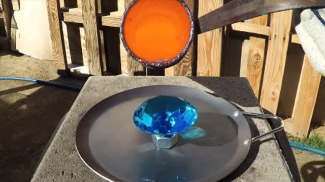 300克拉的大钻石,老外用1000度铜水去浇?是家里有矿还是啥?