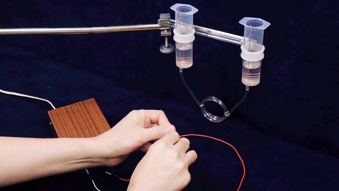 用电、水、火做小实验,谁更优秀!安全第一