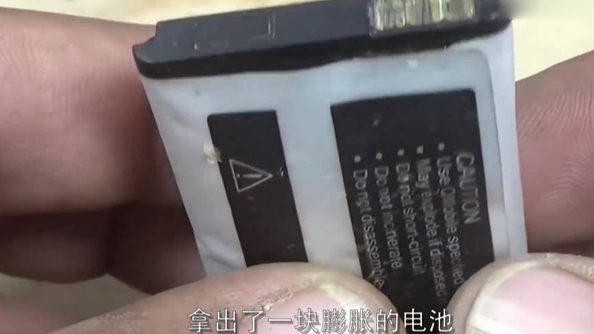 电池膨胀了怎么办?印度小哥刺个孔后继续用,网友:确定没事?