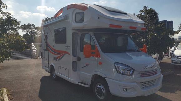 后上门的依维柯单拓展房车,厨房与客厅分离!