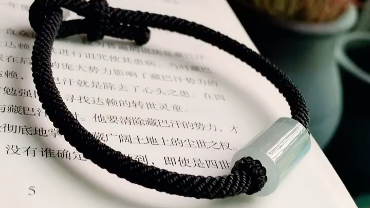 做了三颗比较大的翡翠桶珠 路路通|||每个都飘点绿花客定黑色手绳