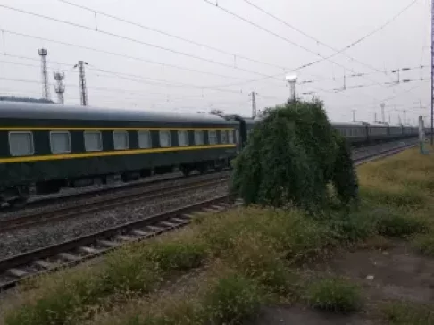 西安小票车运转-1:陇海铁路8352次列车某站待毙某快速