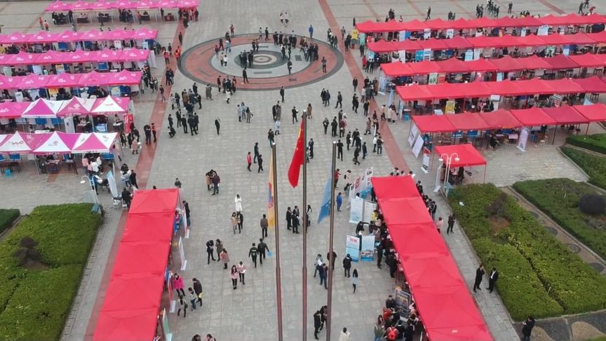 航拍高校毕业生招聘会,几百家企业现场招聘,忙得不亦乐乎