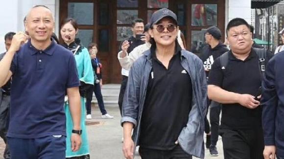 56岁李连杰近况曝光,留长发小肚腩圆凸神采奕奕,甲亢恢复良好?