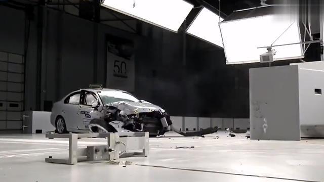 看完大众捷达VS大众帕萨特碰撞测试,结果出乎意料!