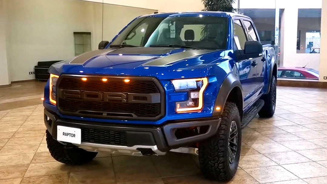 2021款福特猛禽F150到货实拍,按下钥匙打开分段式后备箱,太帅了