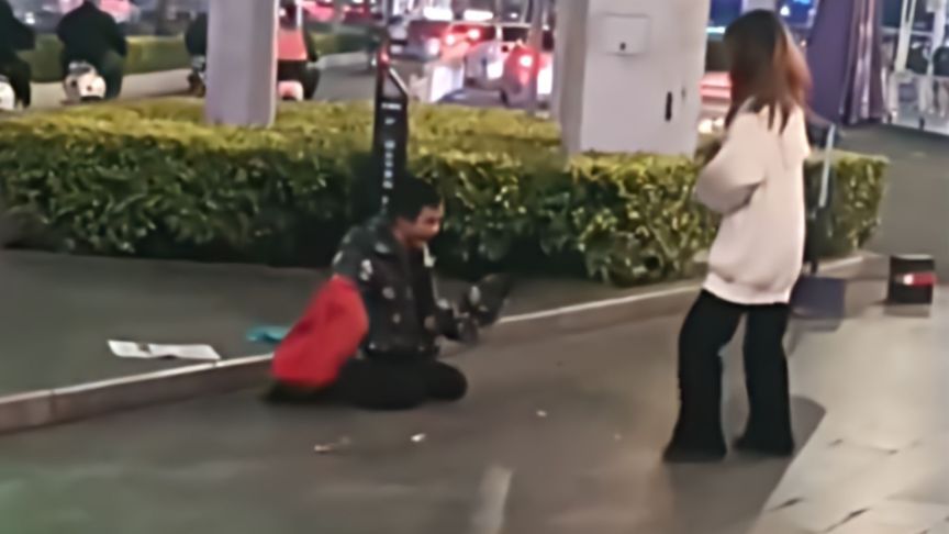 残疾男子乞讨被女子踢打抢钱撕碎,警方:当事人对女子不予追究