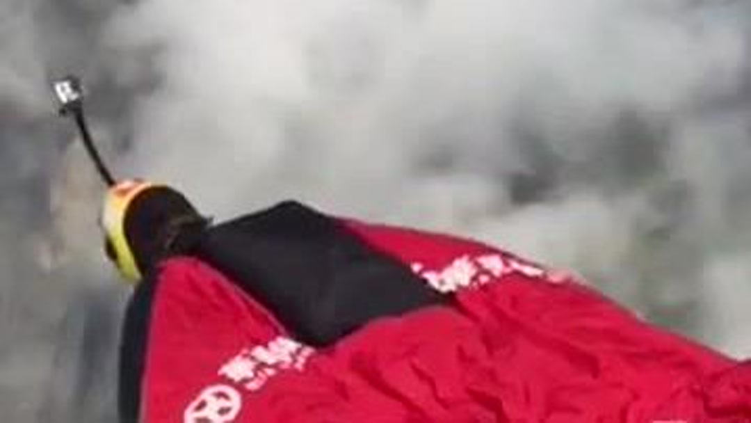 排队跳崖,他们像蝙蝠一样飞走了!世界上最危险的极限运动,太刺激了!...