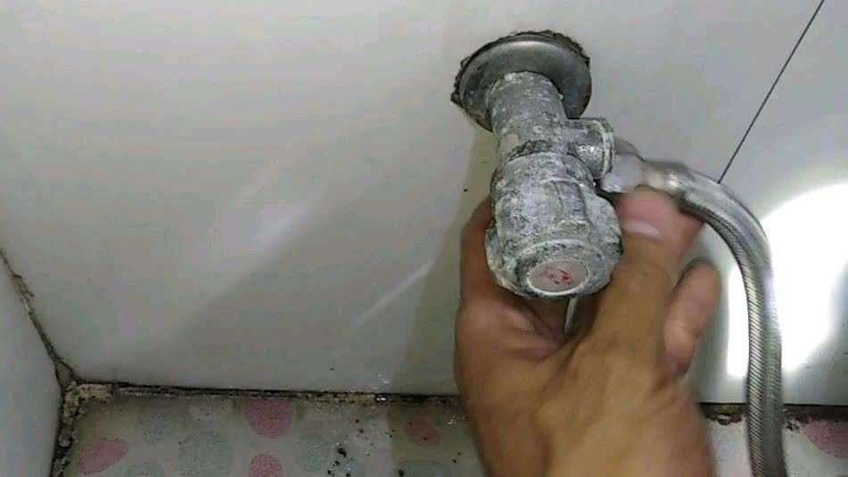 马桶旁的合金角阀又断在墙里了,看老朱再次用.