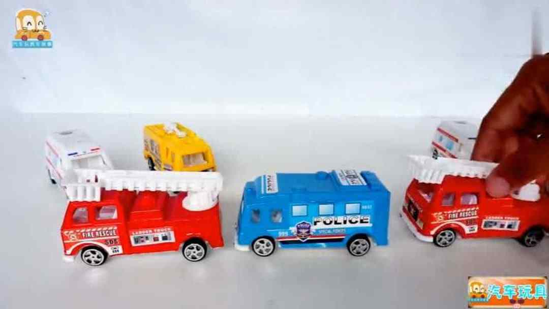 汽车玩具总动员:红黄蓝玩具车车小巴士公交车吊车铲车爪机