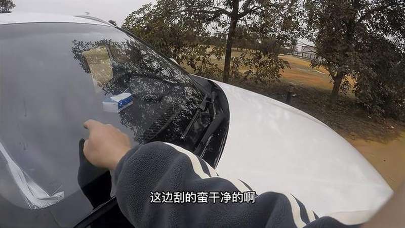 如果玻璃水刮不干净了,不一定是雨刷的问题,有可能是雨刮臂问题