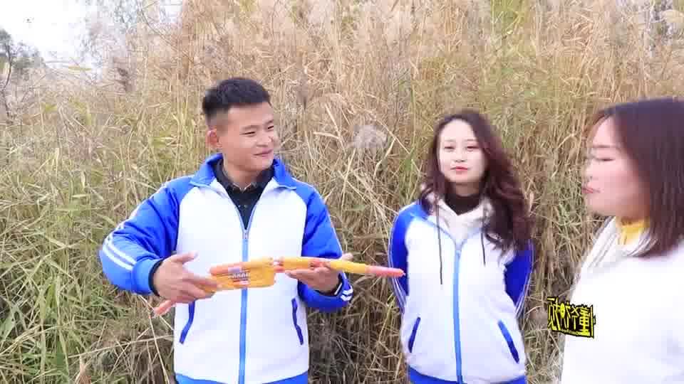 学生打针不配合,校医找来手工大神,用火腿98K针管套路