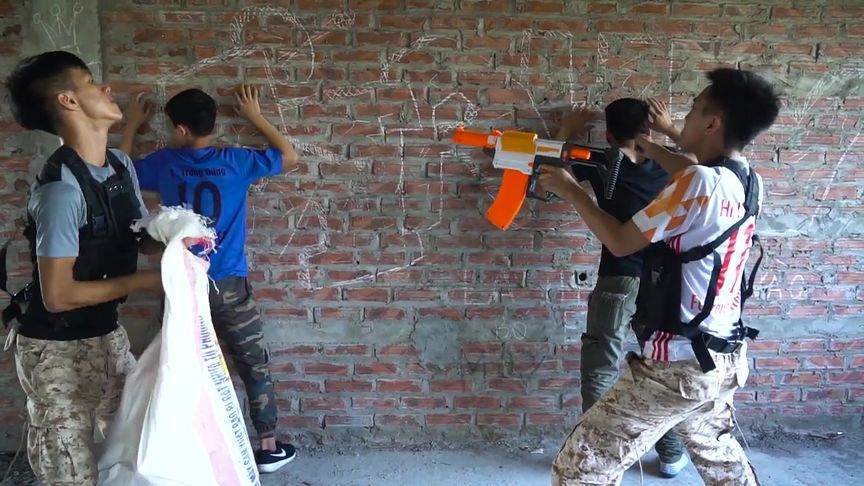 CS搞笑枪战:这两名呆子真奇葩,贼来偷东西居然一动不动!