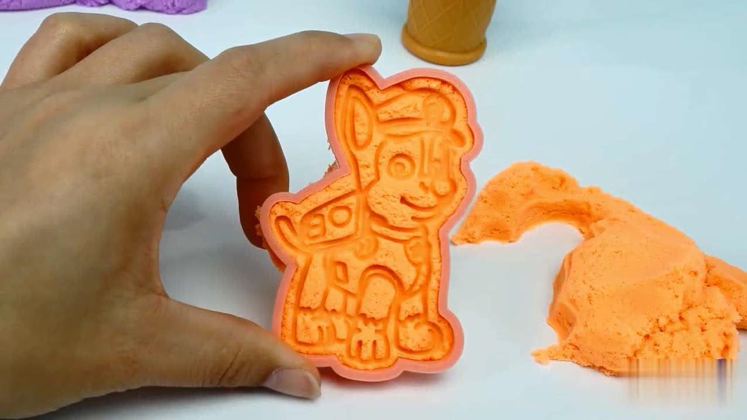 小猪佩奇玩具视频:小猪佩奇太空沙玩具冰淇淋DIY太空沙玩具视频