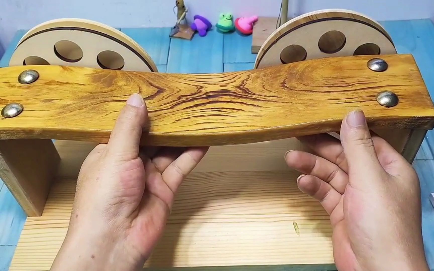 滚珠游戏,一把破凳子被改造成解压玩具(中)