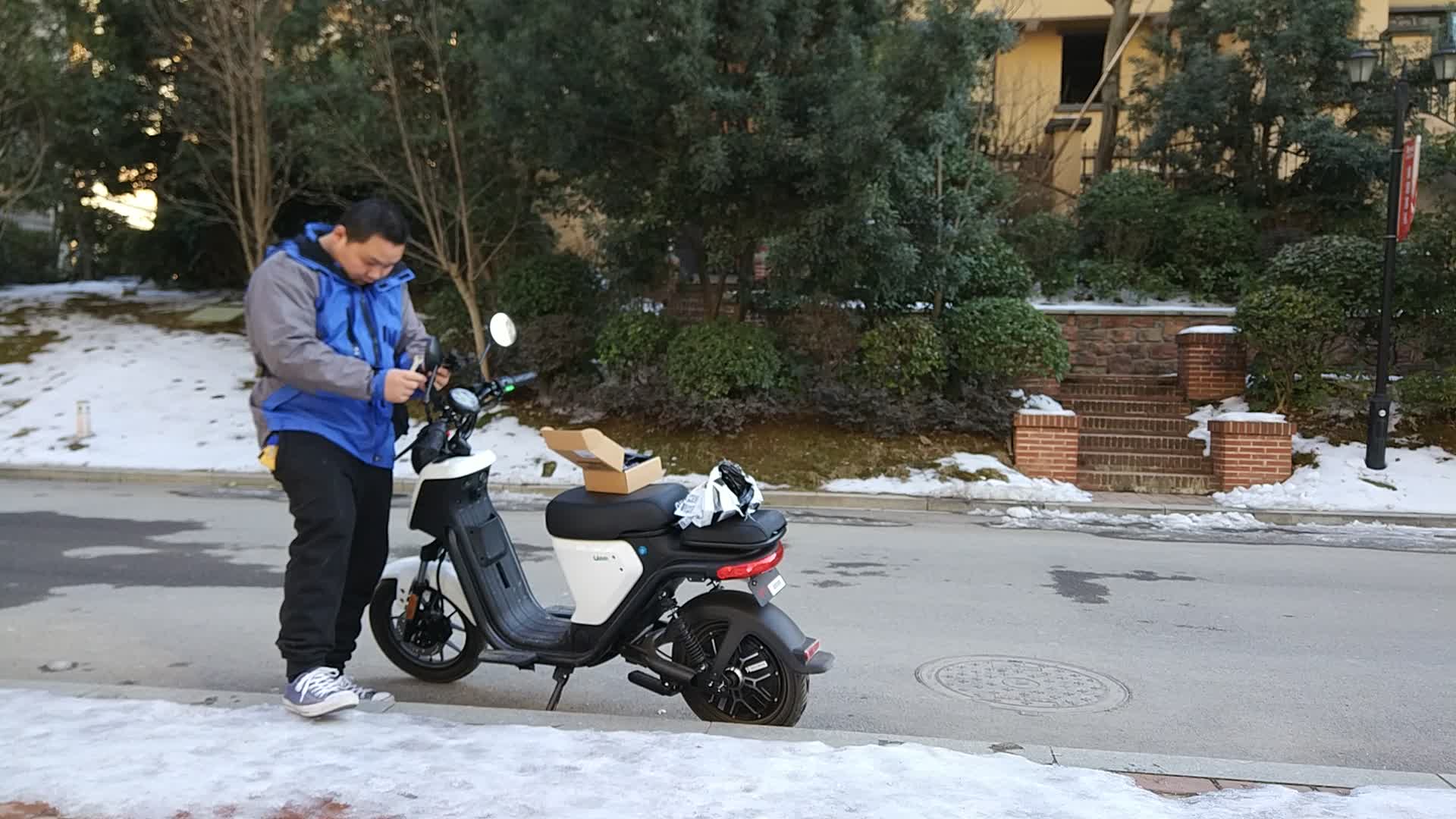 小牛电动车U1安装手机支架视频