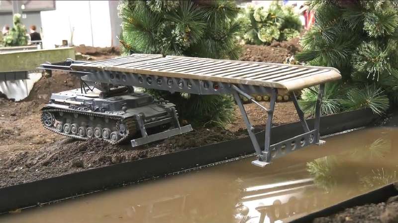 RC模型:仿真军用车辆搭桥行动,细节做得十分仿真,超吸睛的