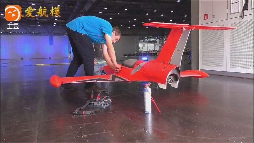 涡轮模型喷气式飞机室内飞行演示,超轻泡沫塑料制作的机身