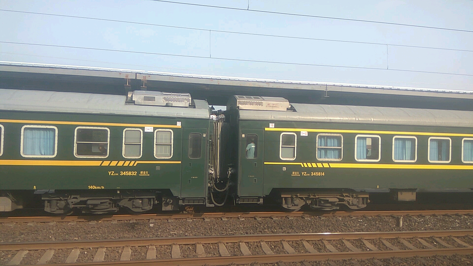 8月2日,乘坐k15次列车返回重庆,列车进入渠县时,有两名火车迷正在拍,...