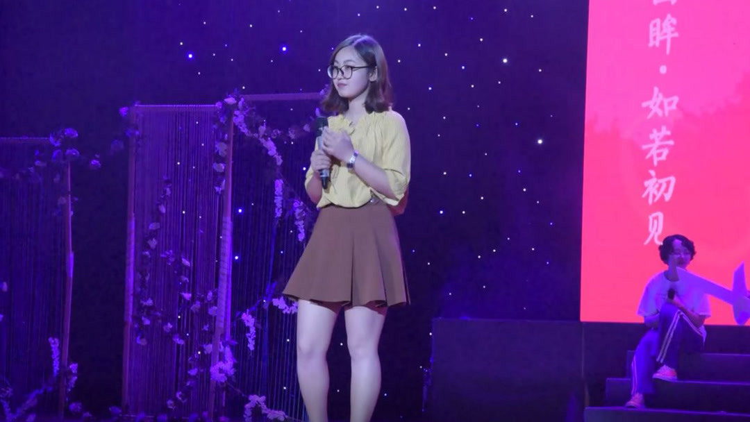 在即将离开母校的时刻,这位大四学姐给大家唱了一首很伤感的歌曲