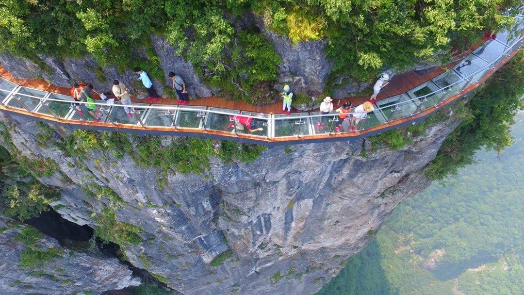 中国最恐怖的玻璃栈道不止张家界天门山,这两个游客上去都不敢动