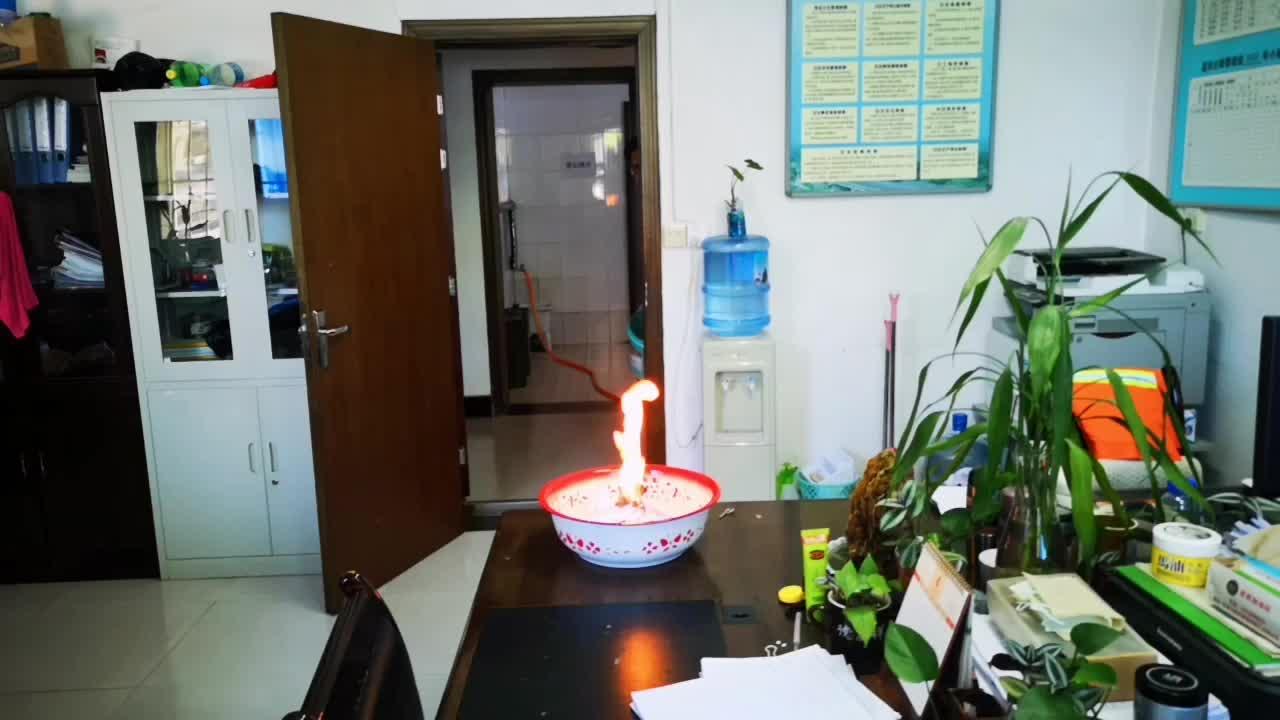 模拟办公室着火,切断电源后,快速有序的将火扑灭,其他人员及时疏散,...