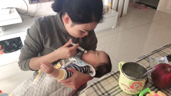 用注射器喂宝宝奶粉,呛到气管差点酿成大错,妈妈吓的脸色苍白。