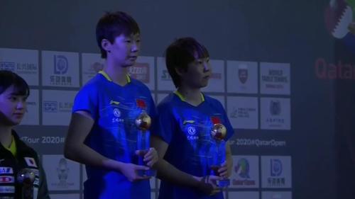 王曼昱朱雨玲女双夺冠颁奖全过程,土豪卡塔尔准备了领奖台和奖杯