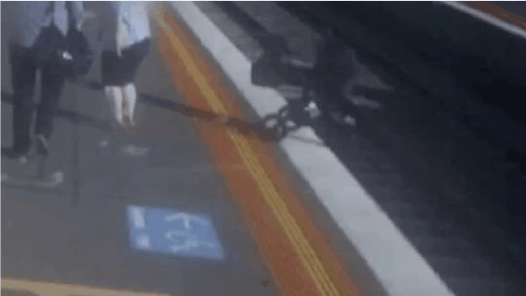 火车站台婴儿车坠轨 粗心父母走神险酿惨剧