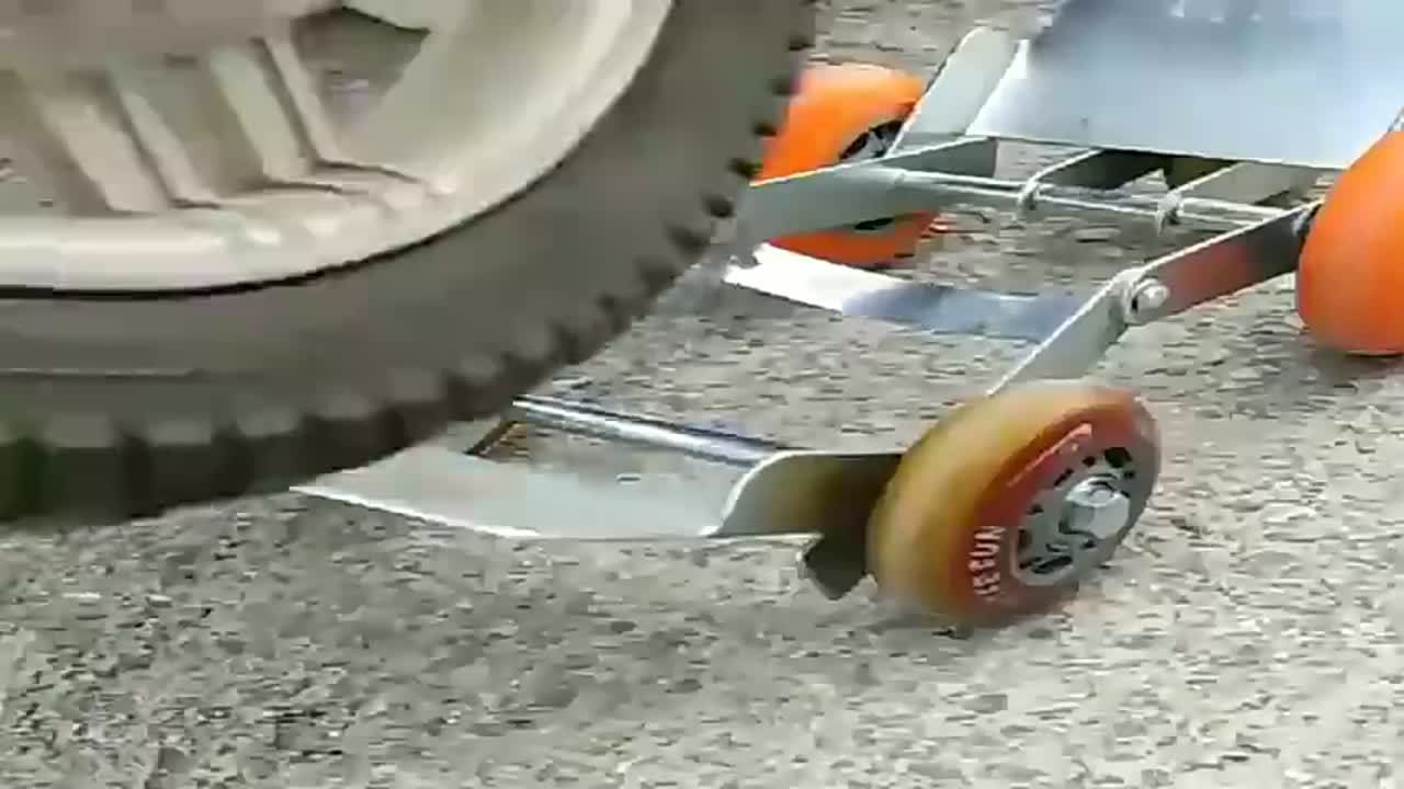 牛人发明的电动车拖车器很实用,轮胎没气坏到半路上直接拖走