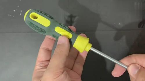 螺丝刀经常被忽视的使用小技巧,很多人还不知道,看看你用过吗