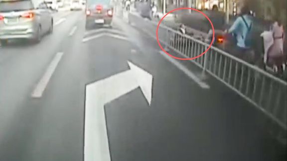 暖心!孕妇骑车摔倒众人扶车救人