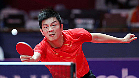 张本智和对战巅峰樊振东,身1子拧成麻花了,依旧还是接不到球!