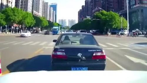 外卖骑手闯红灯,被飞驰的汽车瞬间撞飞,网友,生活不易且行且珍惜