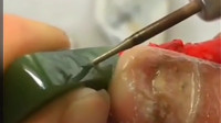 师傅在给玉石开孔,看到他的手,我沉默了,挣钱太难了!