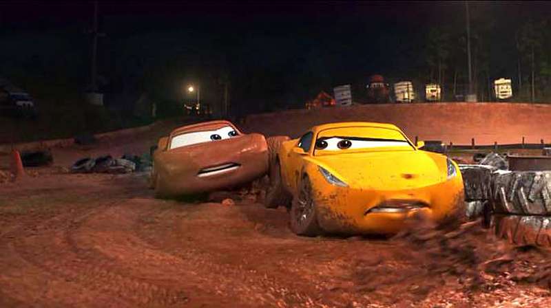 赛车总动员3:麦昆参加泥塘撞车大赛,酷姐被坑了!