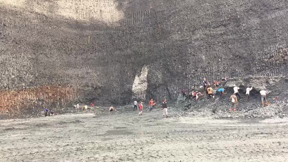 翡翠原石这样挖的,来之不易