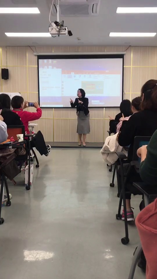 来了来了,口部操后半部分来了!音乐是天天向上和一年级