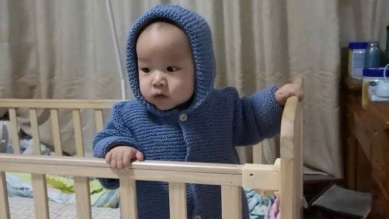 小宝穿着妈妈手工编织的毛衣,现在的宝妈还有会的吗?
