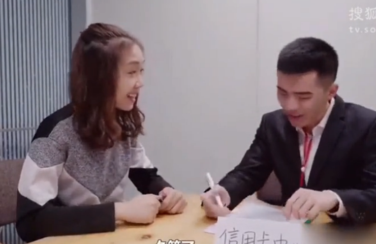 姑娘去办信用卡,回答问题快把业务员整哭了!