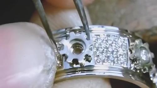 小小的戒指里面,居然暗藏玄机,这设计师以前是设计机械表的吧?