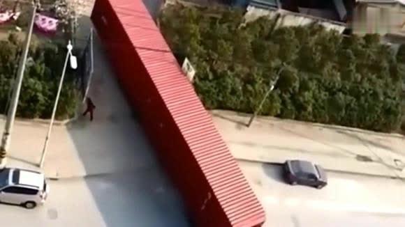 长这么大第一次见这种厢式货车,倒进小胡同,这技术绝对是老司机