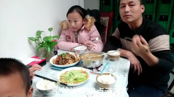 礼拜天宝爸做了什么拿手菜让女儿脸上的表情这么的丰富!