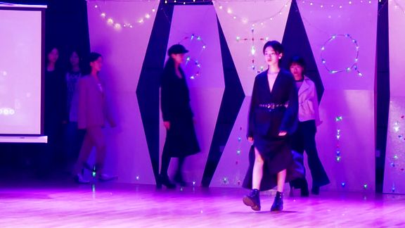 美院的这些学生,现场表演的这段模特走秀,吸引了很多男生观看