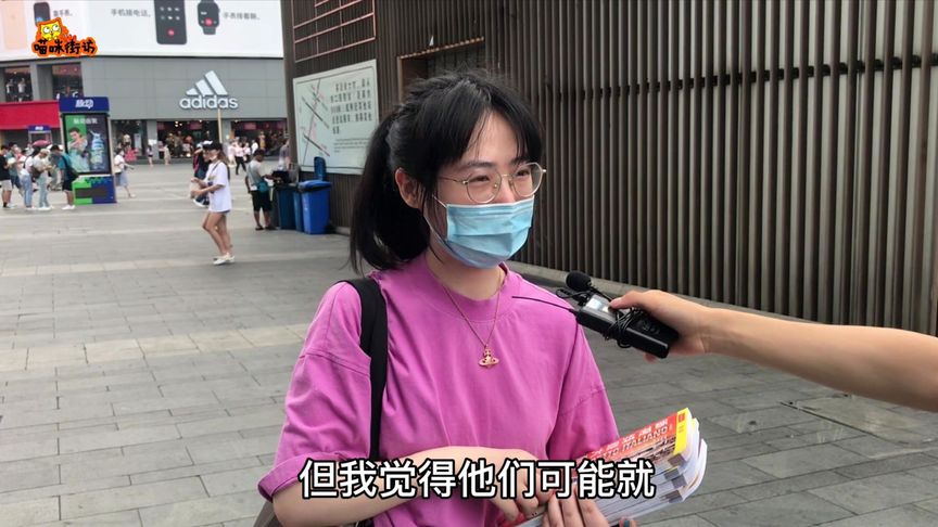 怎么看为社会做出贡献的人,还不如娱乐明星知名?妹子说的有道理