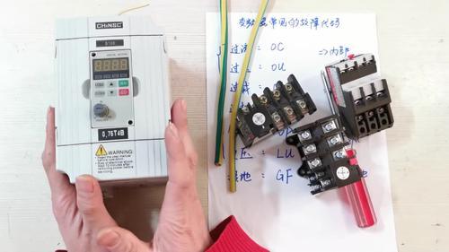 变频器出故障了,第一时间会报故障代码,教你一招,快速查出故障