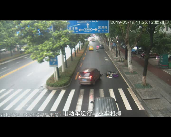 视频:两起电动车逆行引发的交通事故