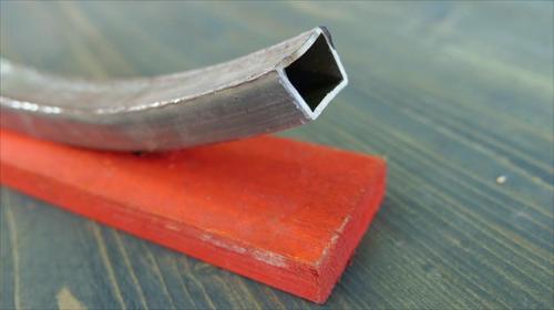 把废旧管子弯曲和在添加少许木头,变成了全新工具,用处真大